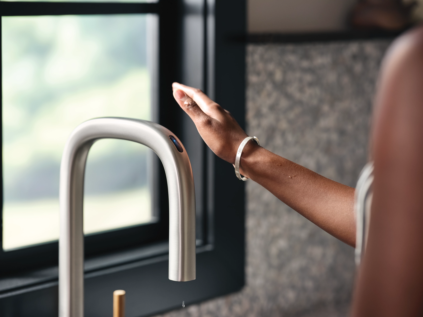 Tenon Motion Control Smart Pulldown Touchless Kitchen Faucet – Moen